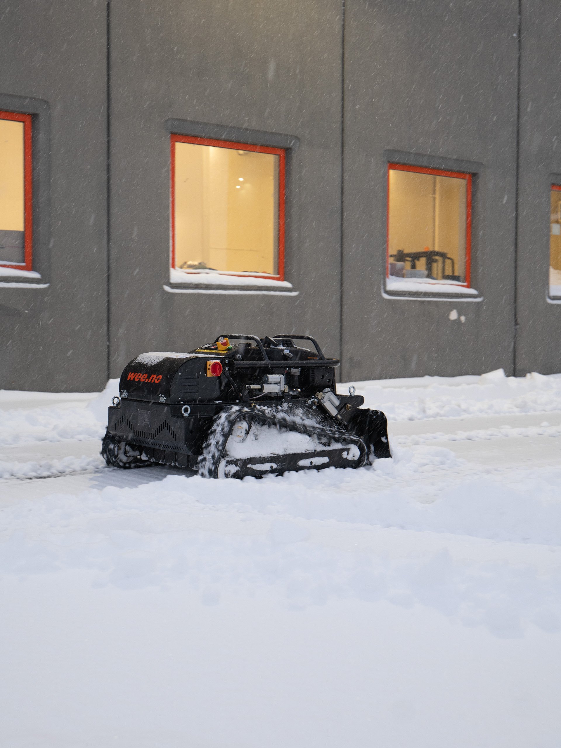 Fjernstyrt gressklipper Serena Pro X 7.5hk med elektrisk start - Wee.no