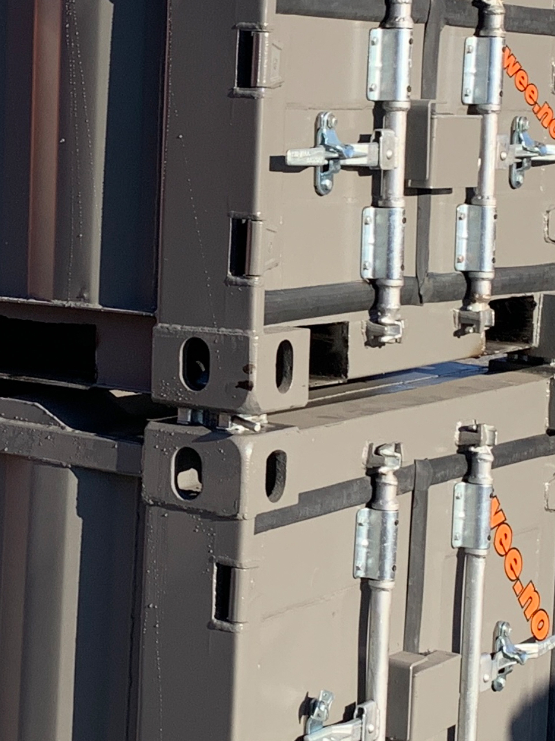 Containerlås topp for å stable containere - Wee.no